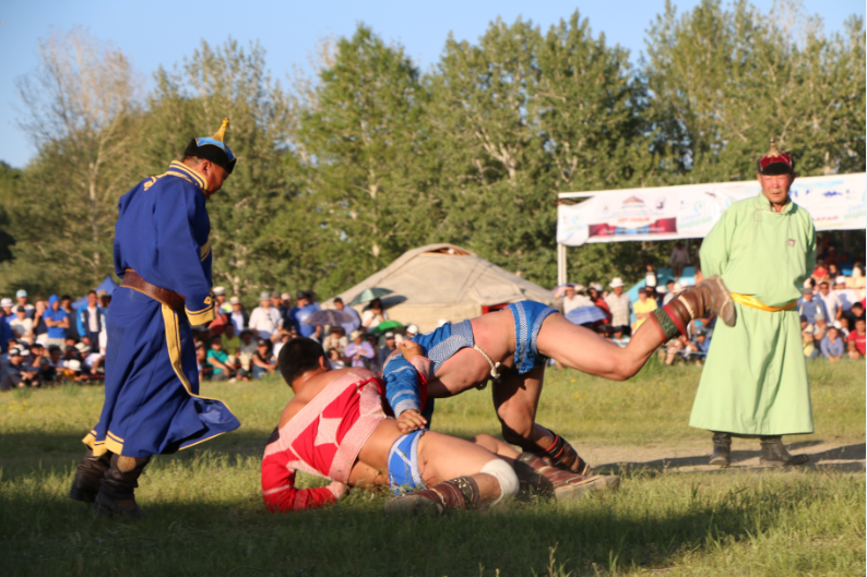 Ховд аймгийн баяр наадамд Алтай сумын харьяат аймгийн заан Г Хишигбат түрүүлж Үенч сумын